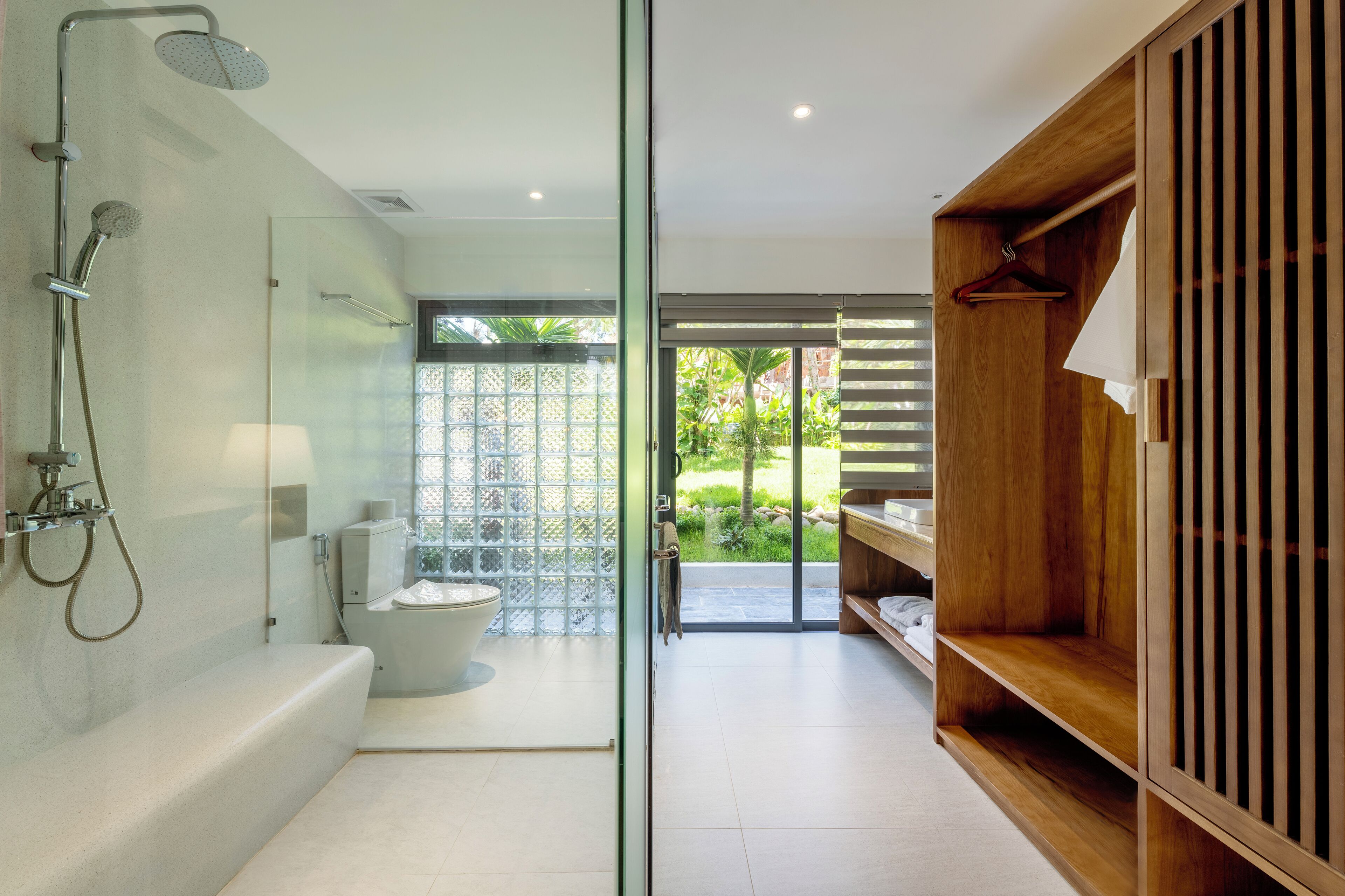 Quarto família, quartos conectados, vista para a piscina | Banheiro | Chuveiro, chuveiro com efeito de chuva, produtos de toalete grátis 