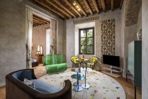 Minibar com produtos grátis, cofre no quarto 