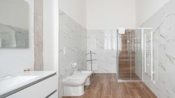 Quarto Duplo Standard, 1 cama king-size, vista para o canal | Casa de banho | Um polibã, um chuveiro fixo, um secador de cabelo, toalhas fornecidas