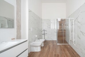 Quarto casal standard, 1 cama King, vista para o canal | Banheiro | Chuveiro, chuveiro com efeito de chuva, secador de cabelo 