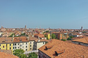 Paisagem urbana com edifícios históricos e uma torre imponente.