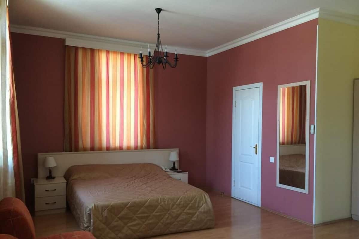 Quarto casal standard, vista parcial para o mar | Cortinas blackout, Wi-Fi de cortesia, roupa de cama