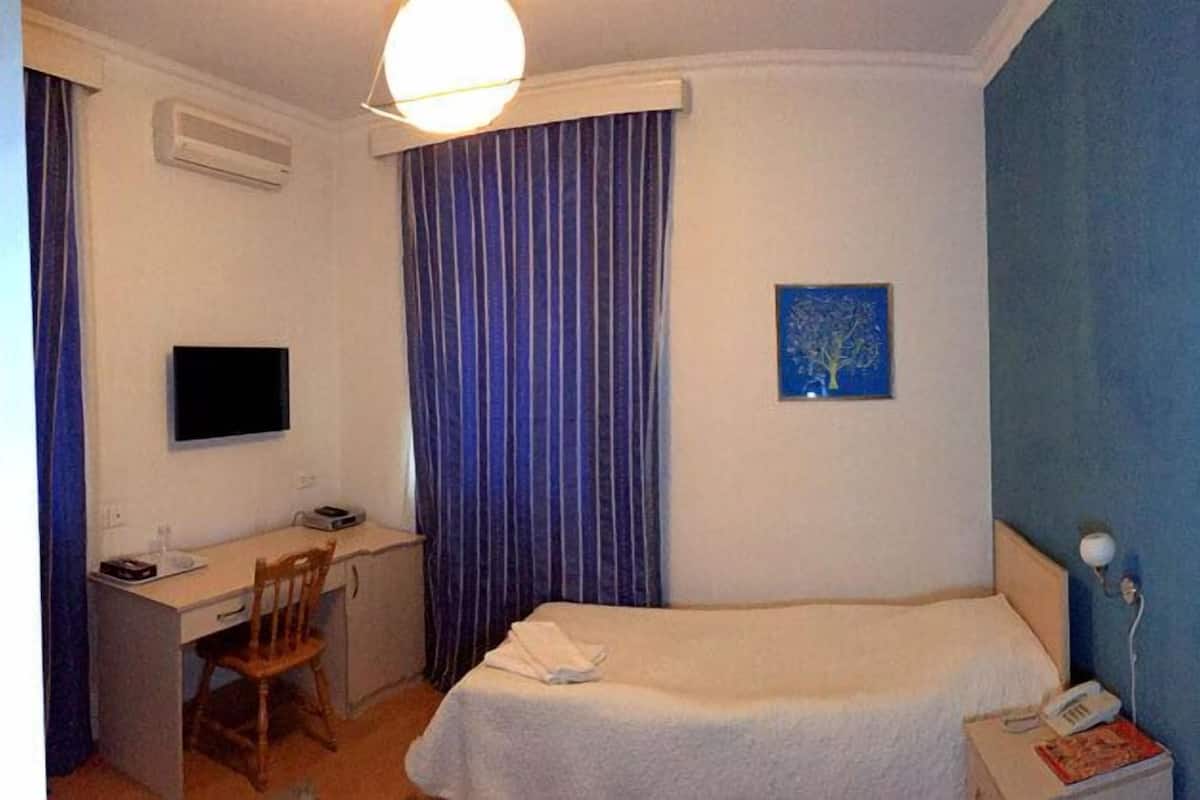 Quarto solteiro standard, para não fumantes | Cortinas blackout, Wi-Fi de cortesia, roupa de cama