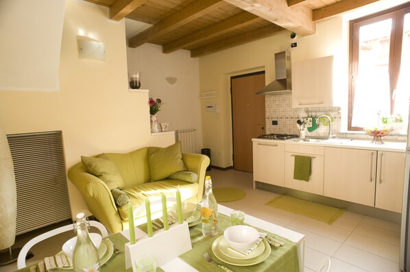 Um frigorífico, um micro-ondas, uma placa de cozinha 