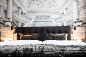 Roupas de cama antialérgicas, cofres nos quartos, escrivaninha