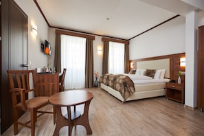 Quarto Quádruplo | Minibar, cofre no quarto, secretária, cortinas/cortinados opacos 