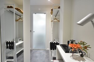 Quarto solteiro | Área de estar | TV de tela plana