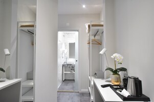 Quarto solteiro | Área de estar | TV de tela plana