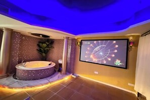 Com decoração personalizada, secretária, cortinas/cortinados opacos