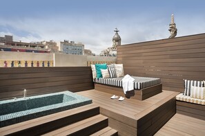 Quarto premium, terraço | Frigobar, cofres nos quartos, escrivaninha, cortinas blackout