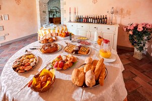 Pequeno-almoço tipo buffet diário incluído