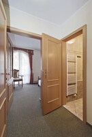 Quarto Clássico com Cama de Casal | Cofre no quarto, Wi-fi grátis, roupa de cama fornecida 