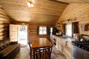 Quarto | Cozinha privada | Um frigorífico, uma cafeteira/bule 