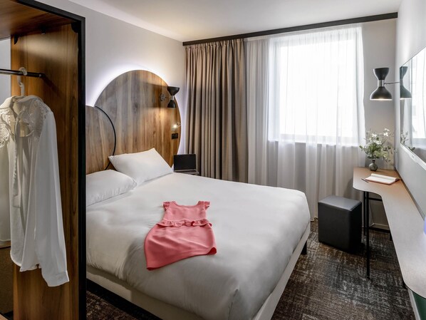Quarto standard, 1 cama de casal | Escrivaninha, quartos à prova de som, berços grátis, Wi-Fi de cortesia