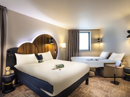 Quarto standard, várias camas | Escrivaninha, quartos à prova de som, berços grátis, Wi-Fi de cortesia