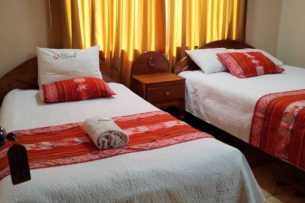 Quarto duplo, 2 camas de solteiro, banheiro privativo | Wi-Fi de cortesia, roupa de cama