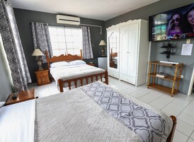 Quarto Quádruplo Comfort, 2 camas de casal, frigorífico, vista para o jardim | Secretária, ferro/tábua de engomar, Wi-fi grátis 