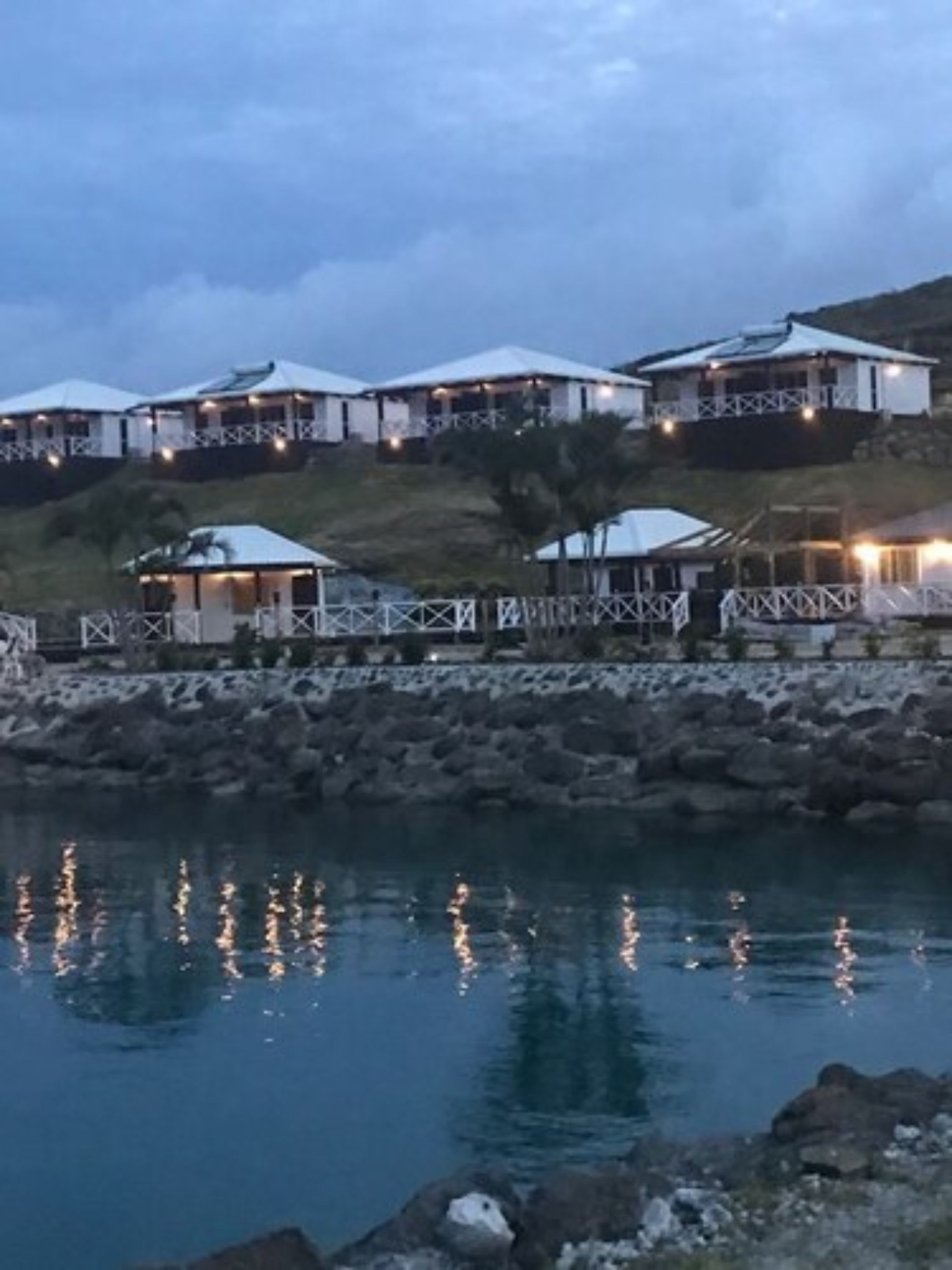 Fachada do alojamento (tarde/noite)