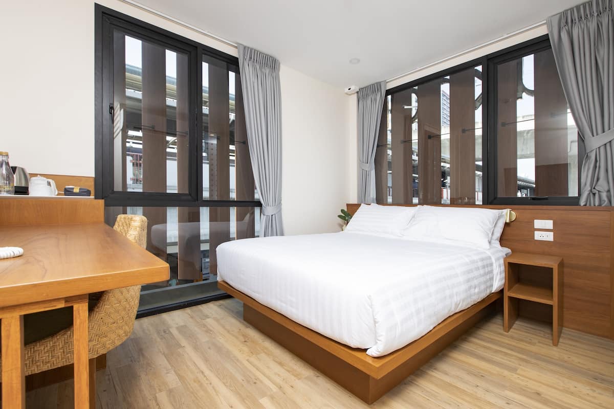 Quarto standard, 1 cama Queen, para não fumantes, vista para a cidade | Roupas de cama premium, cofres nos quartos, escrivaninha