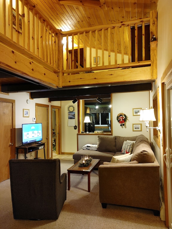 Pine Brook Lodge: Pool Table, Ac, Sauna, Fireplaces, Internet, Bar, Walk To Town - Conway, NH