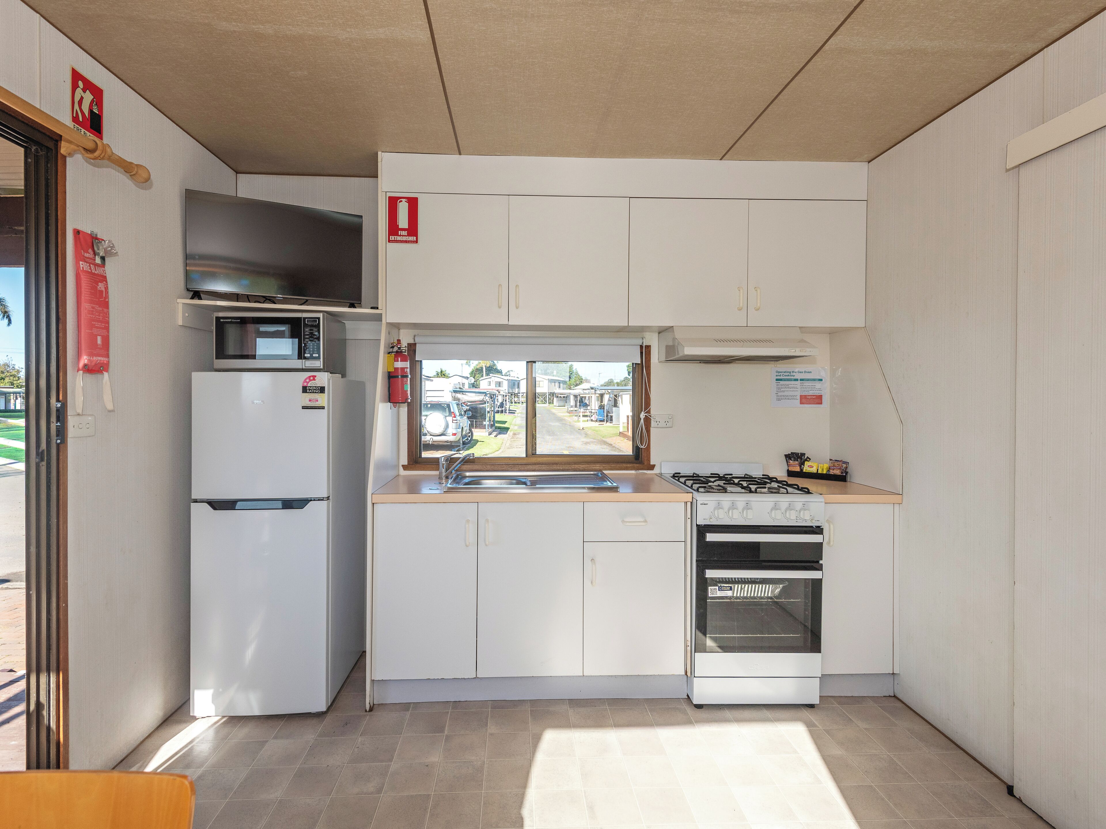 Economy Cabin - Pet Friendly | Cozinha privada | Um frigorífico no espaço comum, um micro-ondas, uma chaleira elétrica 