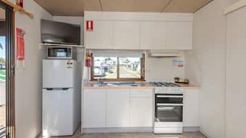 Economy Cabin - Pet Friendly | Cozinha privada | Um frigorífico no espaço comum, um micro-ondas, uma chaleira elétrica