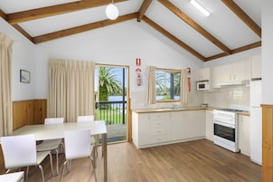 Standard Riverview 2 Bedroom Spa Villa - Not Pet Friendly | Cozinha privada | Um frigorífico no espaço comum, um micro-ondas, uma chaleira elétrica