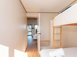 Superior Riverfront 2 Bedroom Cabin - Not Pet Friendly | Ferro/tábua de engomar, Wi-fi grátis, roupa de cama fornecida