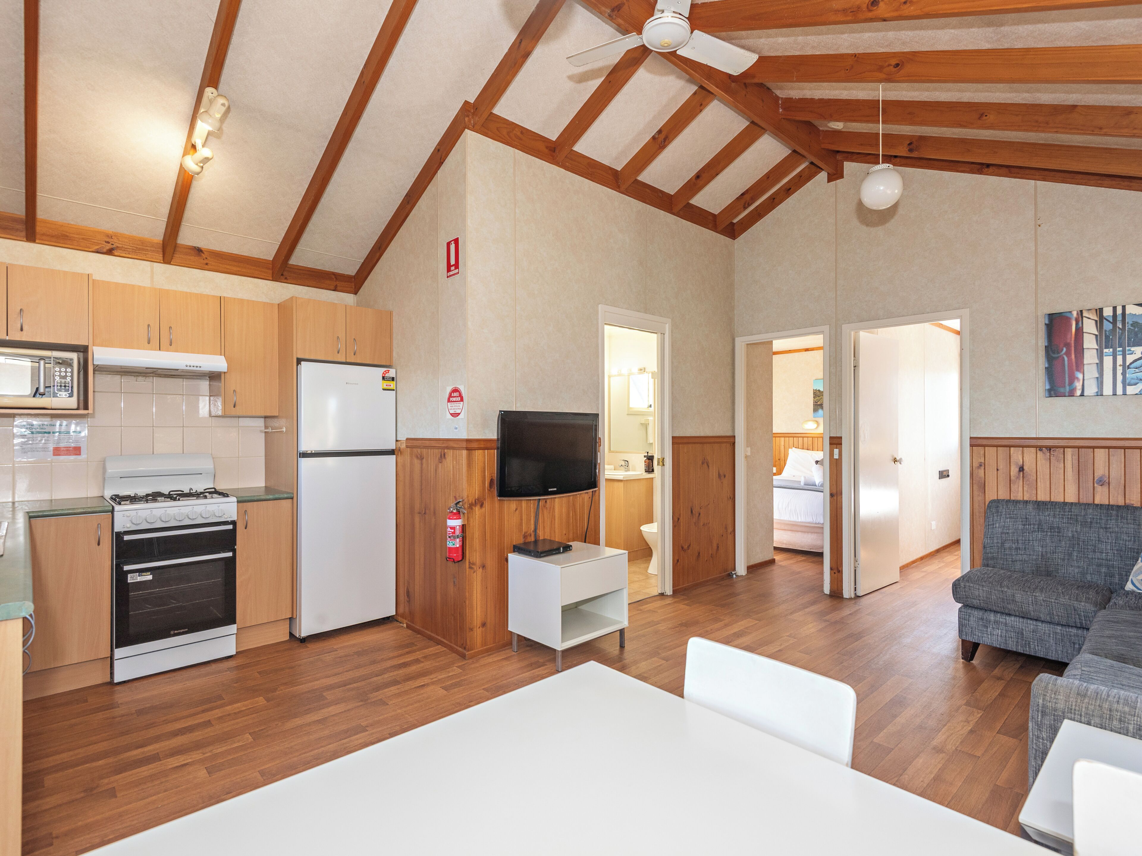 Deluxe Riverfront 2 Bedroom Spa Villa - Not Pet Friendly | Cozinha privada | Um frigorífico no espaço comum, um micro-ondas, uma chaleira elétrica 