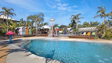 Piscina externa, espreguiçadeiras