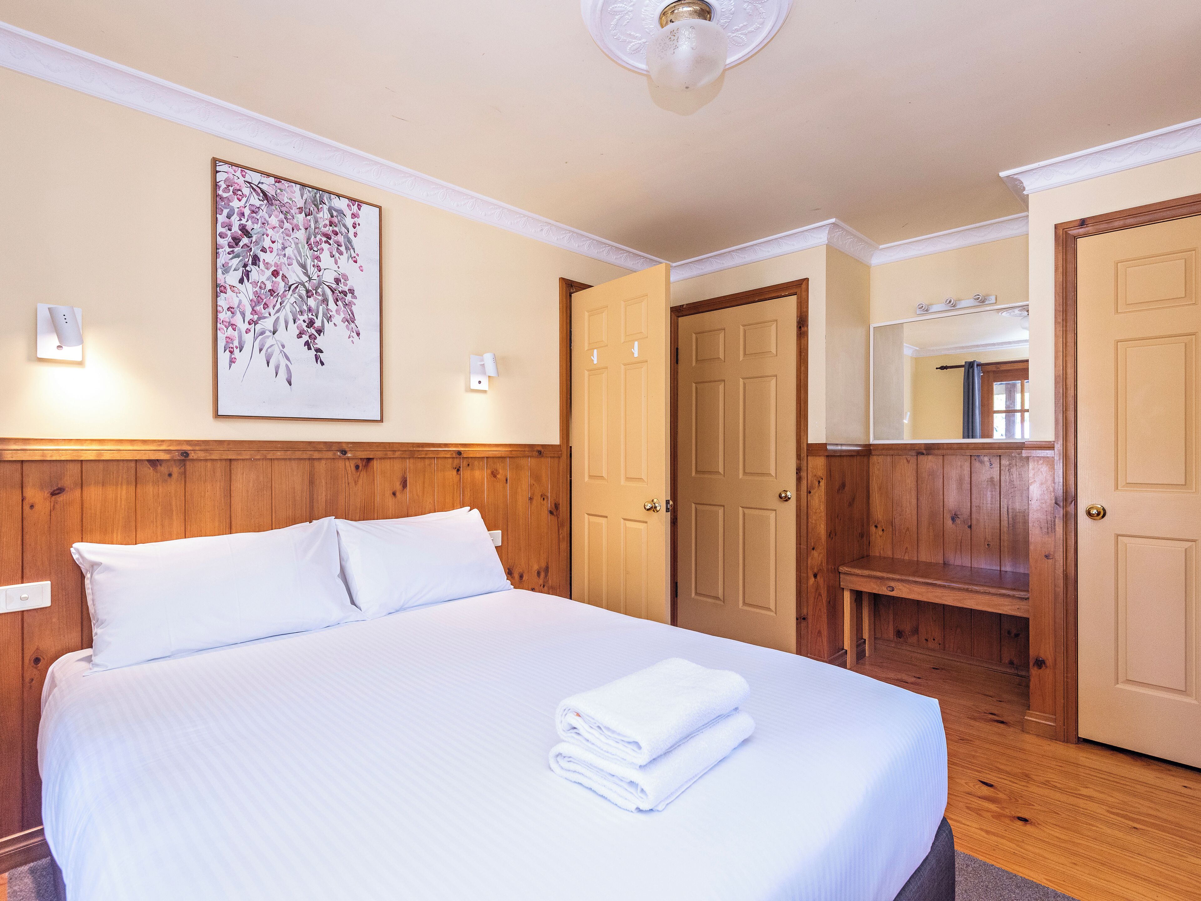 Deluxe 3 Bedroom Cabin - Olde Town Country Pub | Roupa de cama