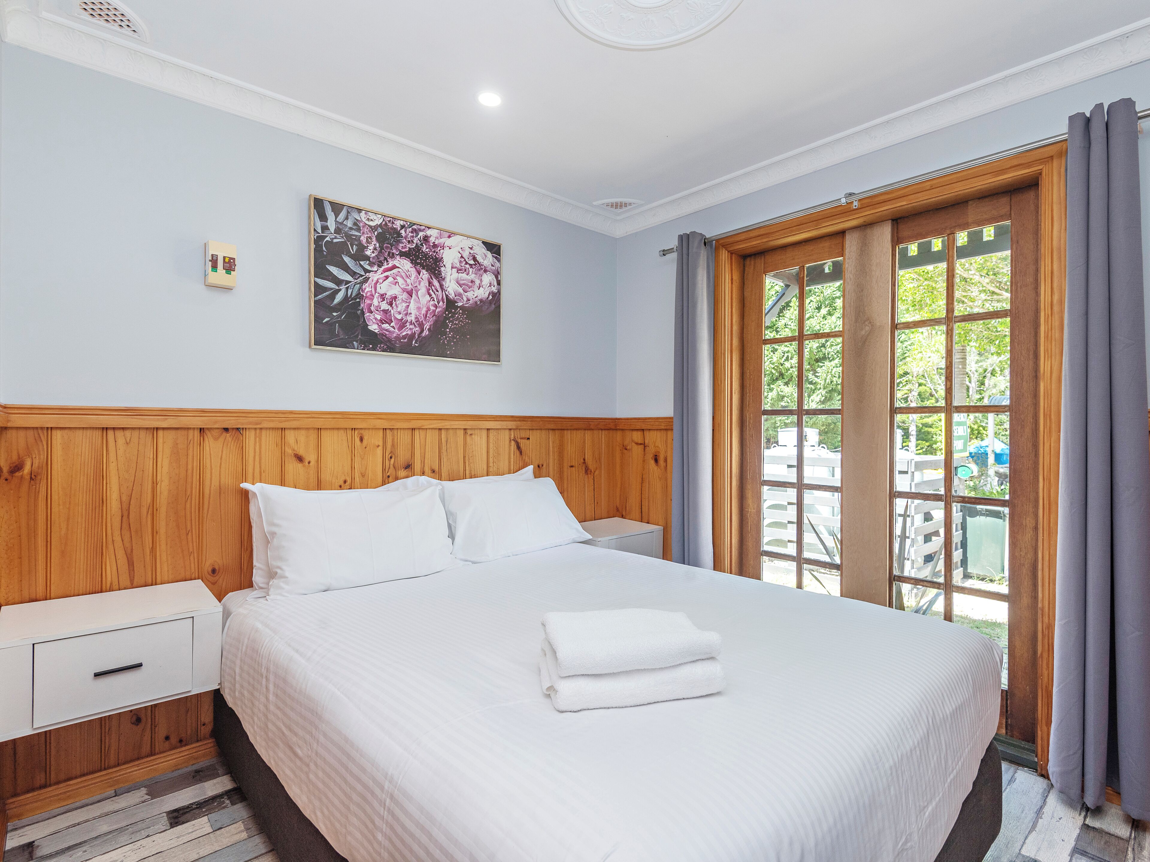 Standard 2 Bedroom Cabin - Olde Town Local Bakery | Roupa de cama