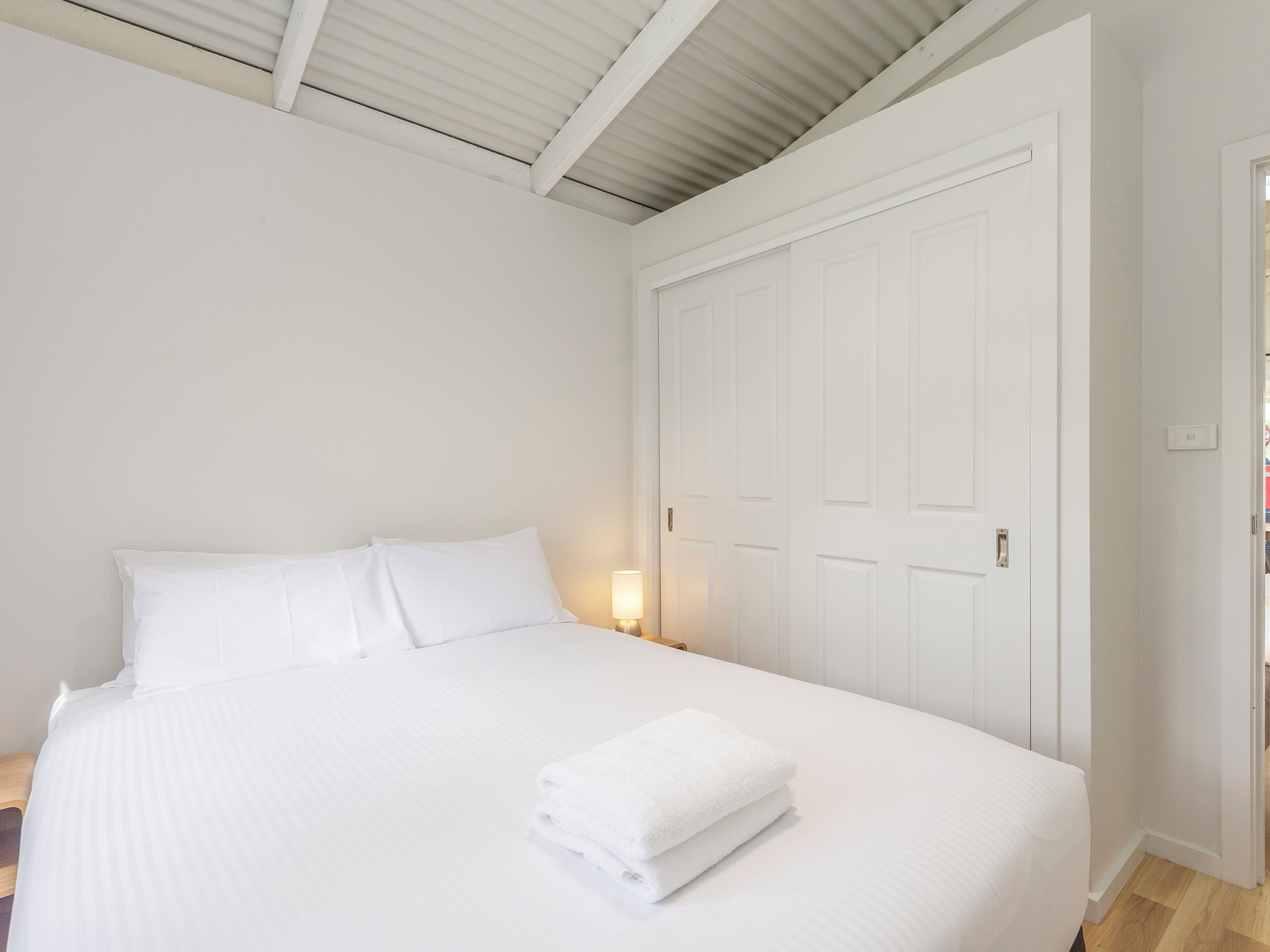 Deluxe 2 Bedroom Cabin - Olde Town Jacks' Garage | Roupa de cama