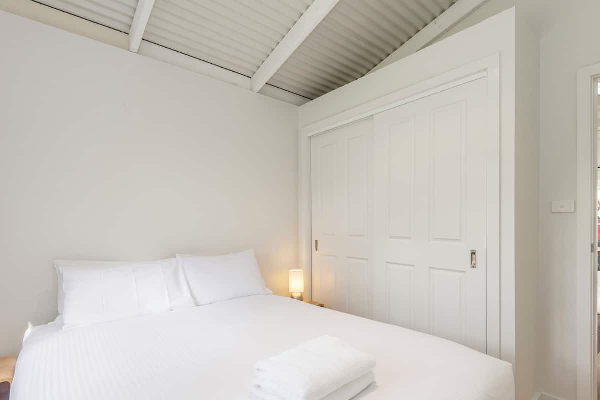 Deluxe 2 Bedroom Cabin - Olde Town Jacks' Garage | Roupa de cama