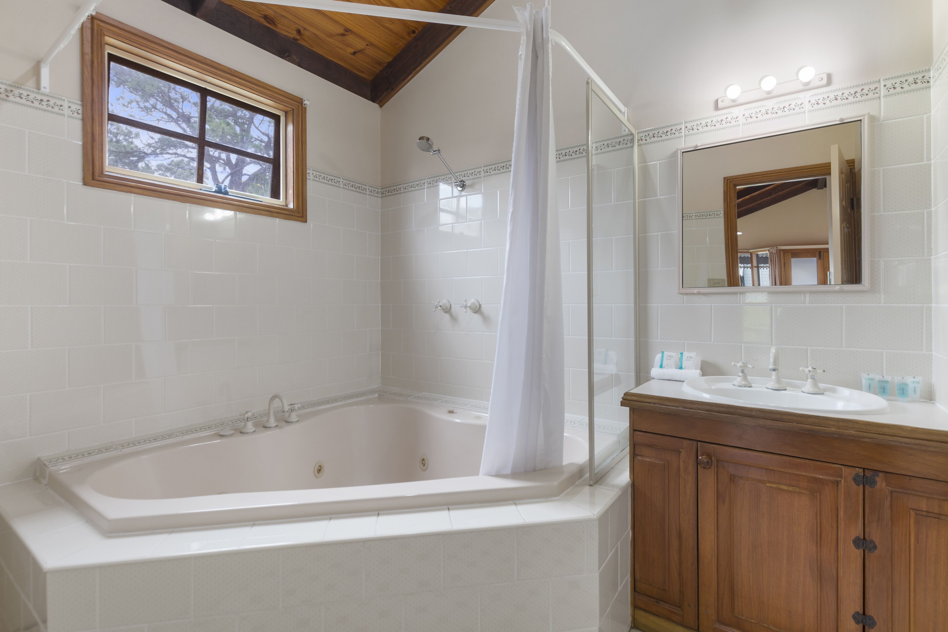 Superior 2 Bedroom Cabin - Olde Town | Casa de banho | Artigos de higiene pessoal grátis, um secador de cabelo 