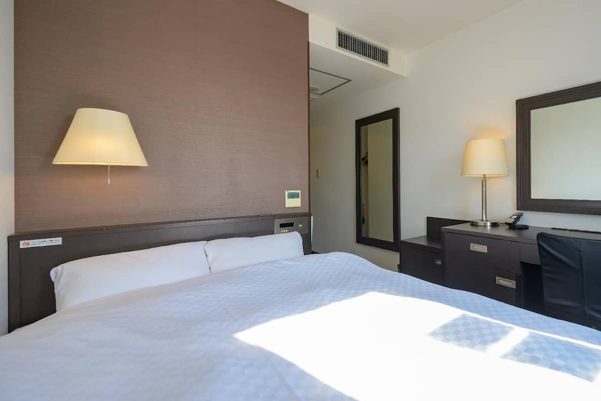 Cofres nos quartos, escrivaninha, Wi-Fi de cortesia, roupa de cama