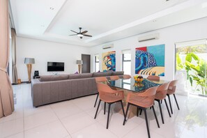 4-Bedroom Pool Villa | Sala | Televisor de ecrã plano de 45 polegadas com canais por cabo 