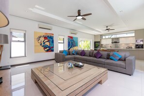 4-Bedroom Pool Villa | Sala de estar | Televisor de ecrã plano de 45 polegadas com canais por cabo 