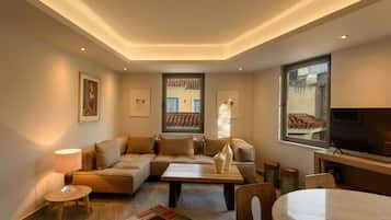 Apartamento grand, vista para a cidade | Área de estar | TV de tela plana