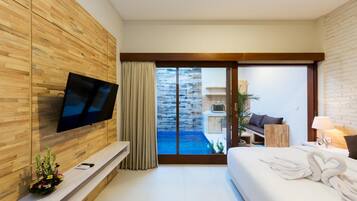 Frigobar, cofres nos quartos, escrivaninha, cortinas blackout