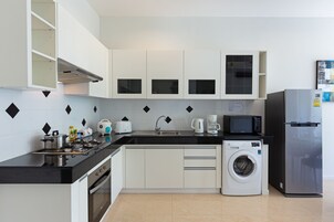 2 Bedrooms Pool Villa | Cozinha privada | Geladeira, micro-ondas, fogão, cooktop