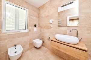 Three Bedroom Apartment | Banheiro | Produtos de toalete grátis, secador de cabelo, bidê, toalhas de banho