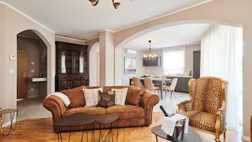 Three Bedroom Apartment | Sala de estar | Televisor LCD