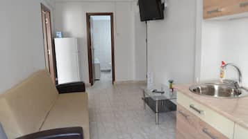 Apartamento tradicional, 1 quarto | Sala de estar | TV LED