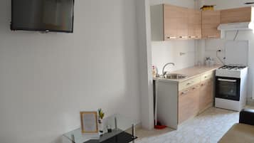 Apartamento tradicional, 1 quarto | Sala de estar | TV LED