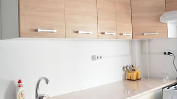 Apartamento, 1 quarto | Cozinha americana privada | Geladeira grande, fogão, cooktop, chaleira elétrica