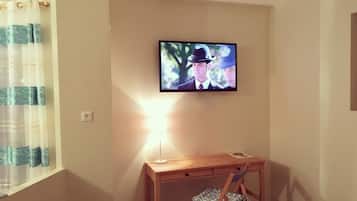 Casa de Férias Romântica, 1 cama queen-size, não fumadores, vista para o jardim | Televisão