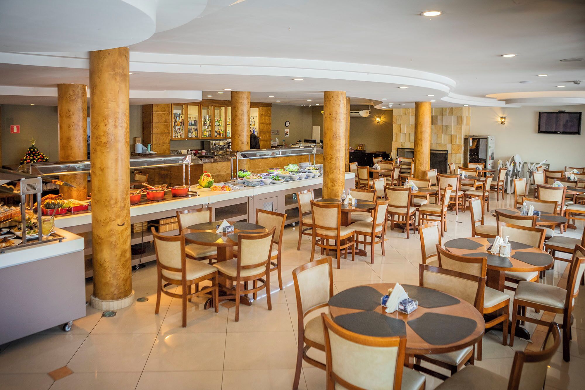 Café da manhã com buffet grátis todos os dias