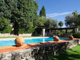 Piscina externa, funciona das 8h às 20h, guarda-sóis, espreguiçadeiras