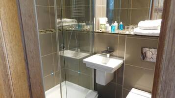 Um polibã, artigos de higiene pessoal grátis, um secador de cabelo